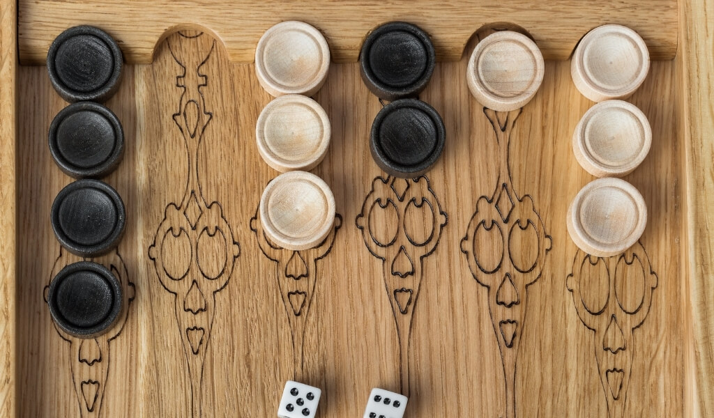 Tavla Nasıl Oynanır? - Tavla Dizilişi, Kuralları ve İpuçları - Muhiku