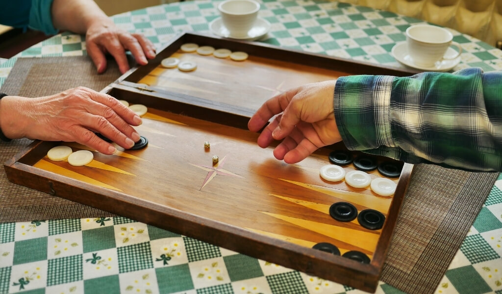 Tavla Nasıl Oynanır? - Tavla Dizilişi, Kuralları ve İpuçları - Muhiku